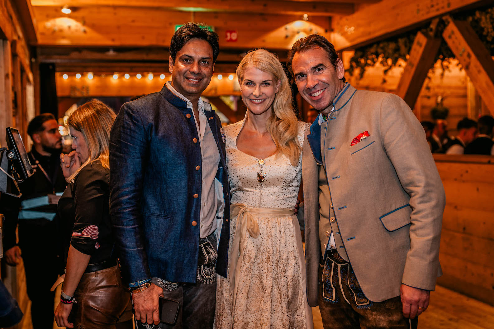 Wasen statt Wiesn: Prominente feiern in der „SchwabenWelt“