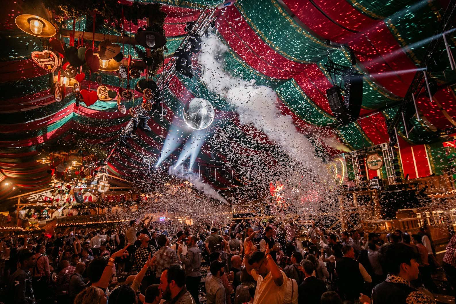 Wasen statt Wiesn: Prominente feiern in der „SchwabenWelt“